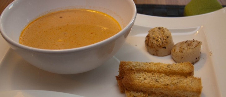 Lækker og nem opskrift på hurtig hummersuppe med kammuslinger